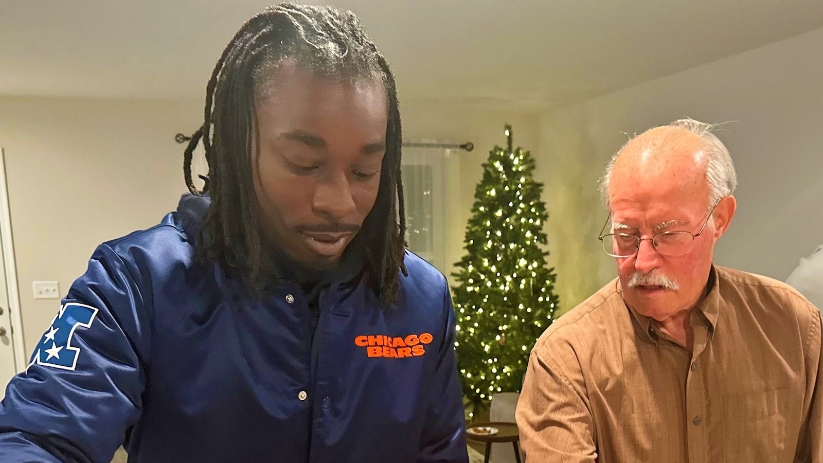 Family celebrates special Thanksgiving dinner with mail carrier who ...