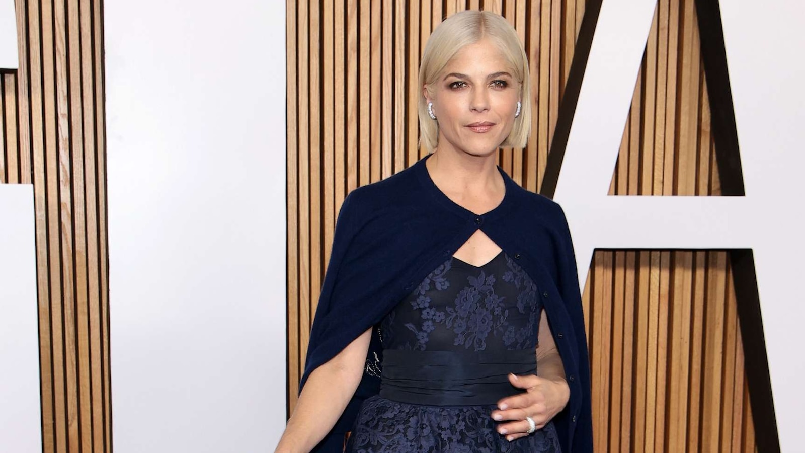 Selma Blair's red carpet look honors disability activists at Glamour ...