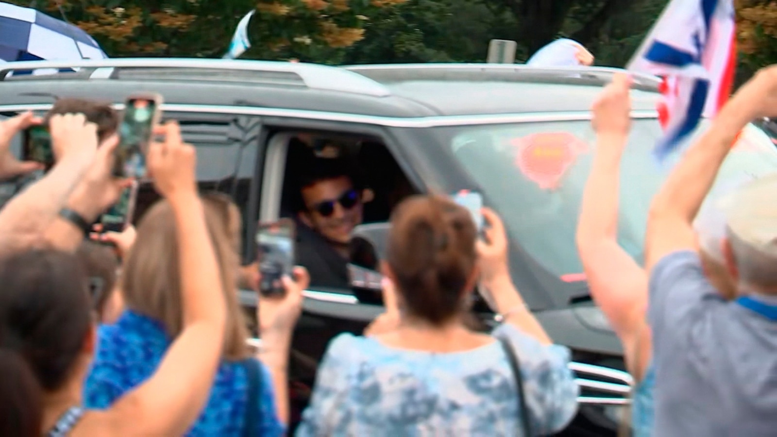 Freed American-Israeli hostage Edan Alexander gets joyful welcome home ...