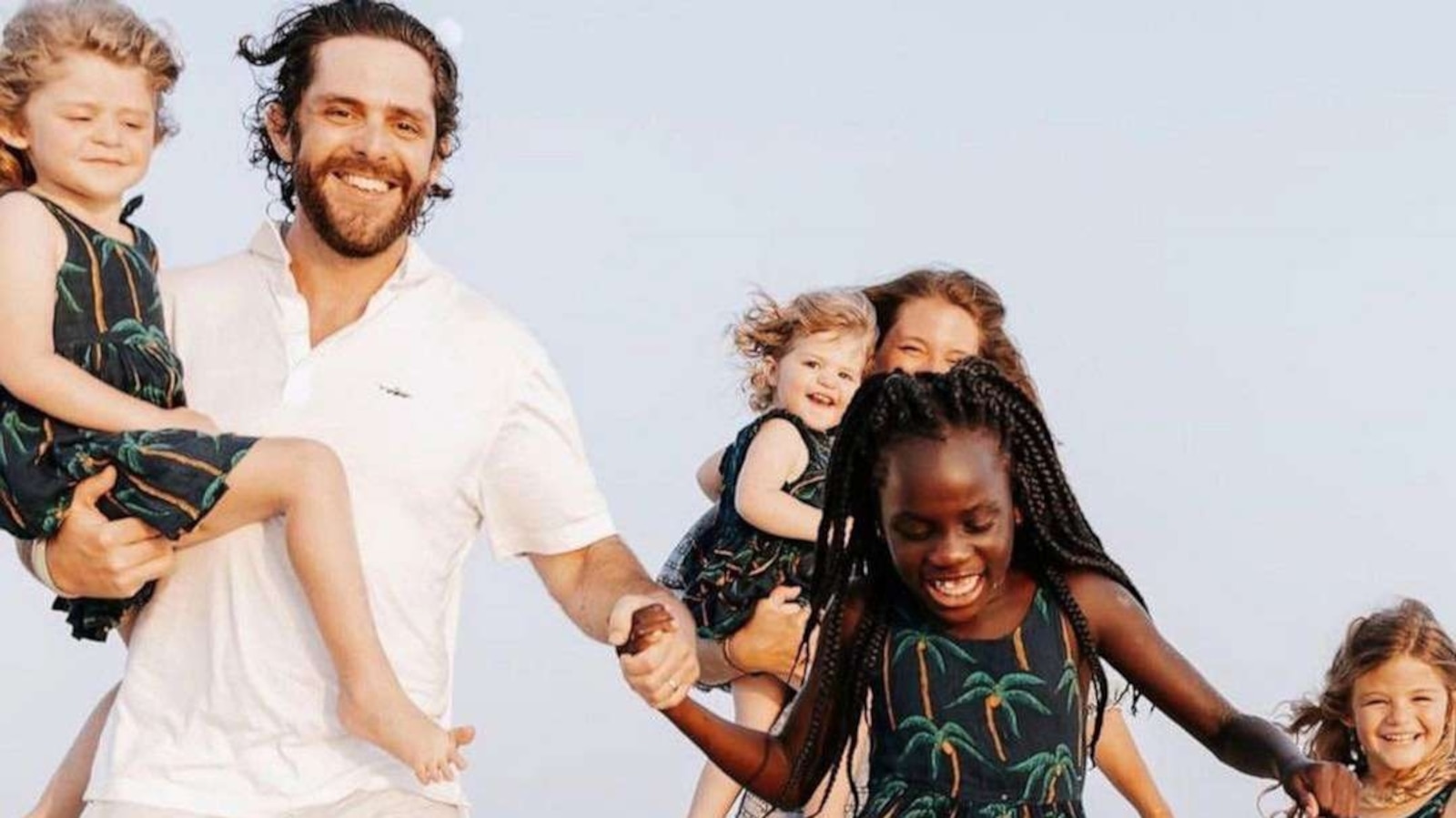 Thomas Rhett Akins shares summer album with sweet family photos - ABC News