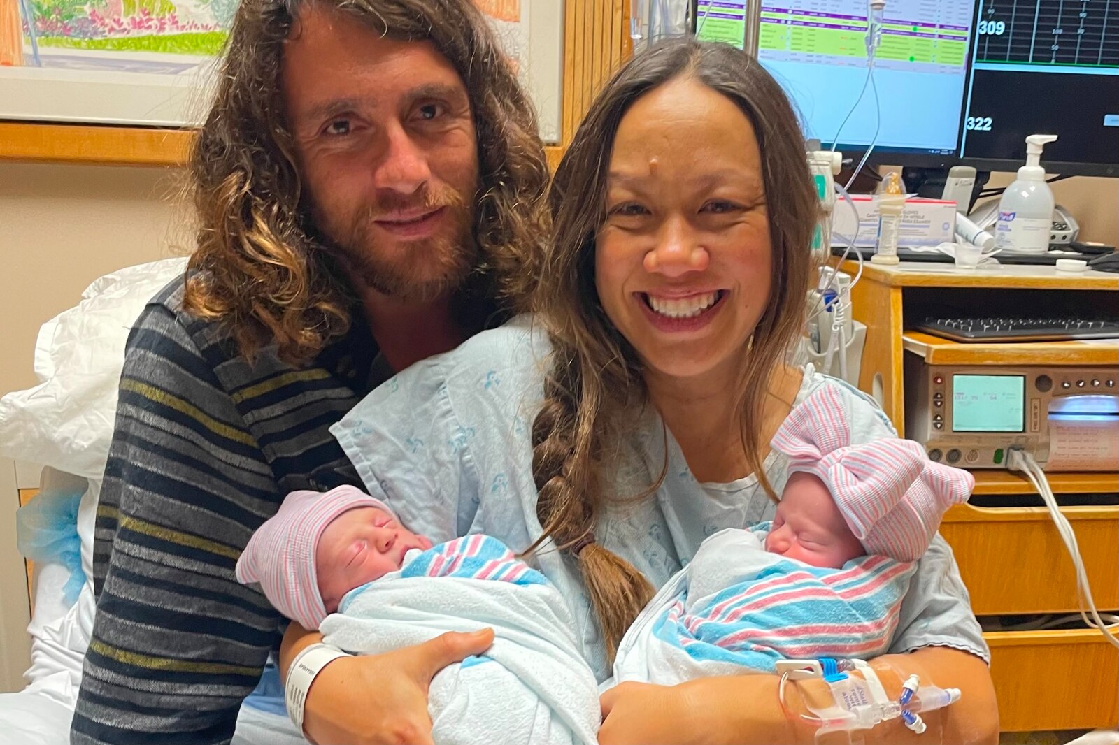 Couple welcomes twins on Christmas Eve and Christmas Day - ABC News