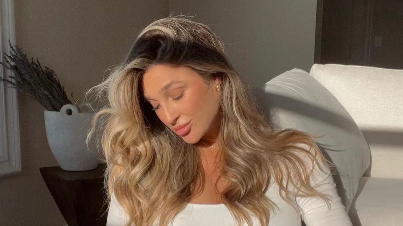 Popular beauty influencer in coma after suffering aneurysm rupture - ABC News