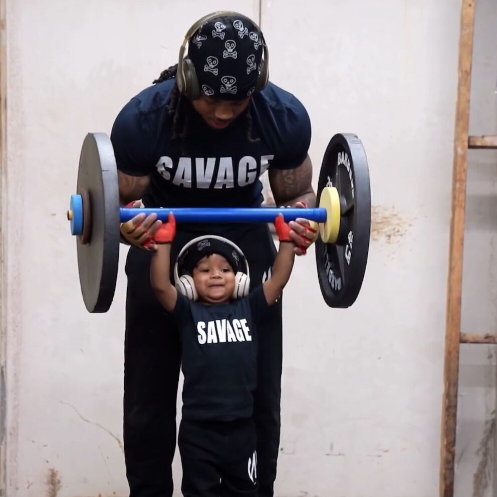 Video Gym dad teaches his young son a lesson on never giving up - ABC News