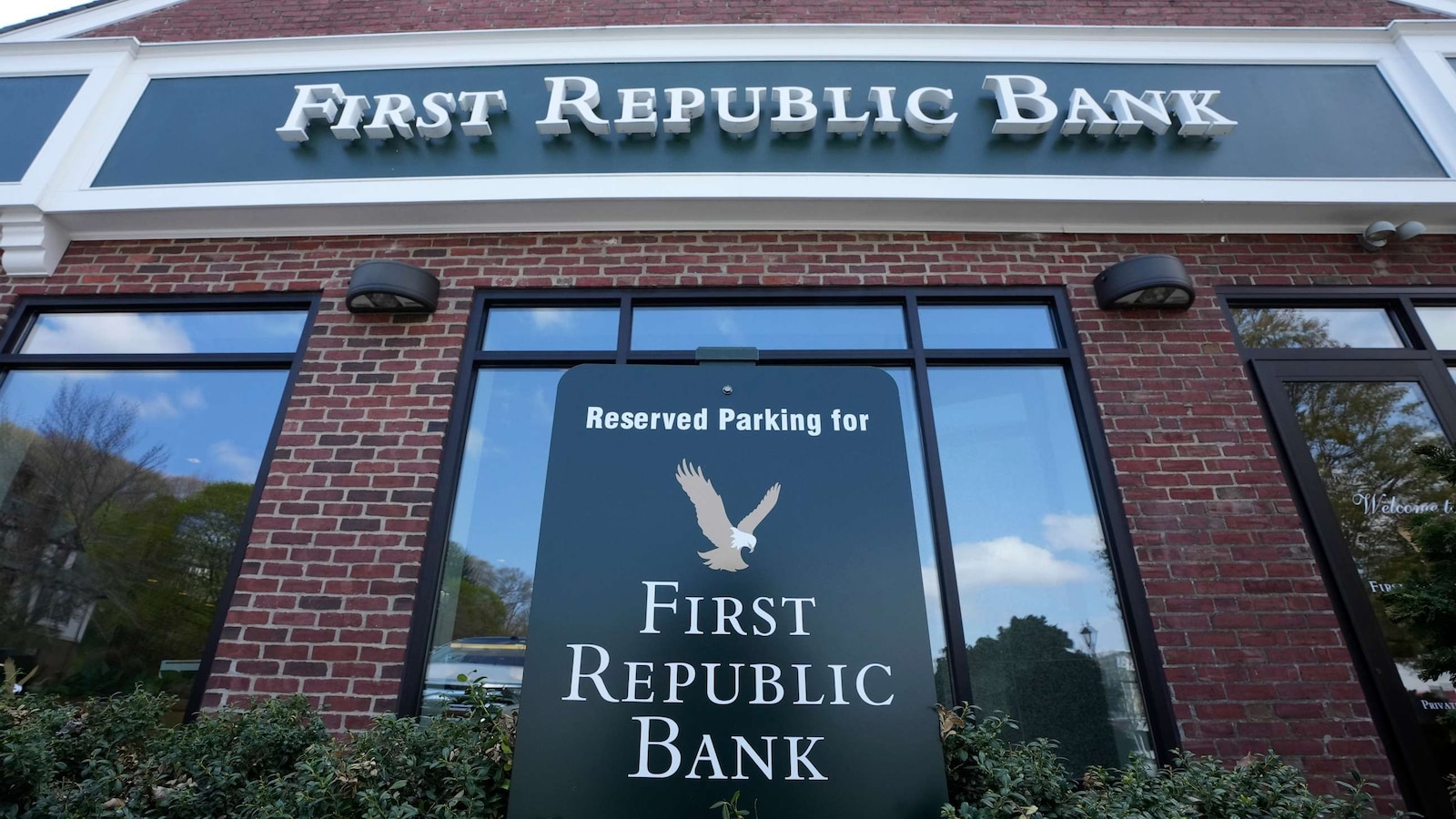 First Republic bank collapses, JPMorgan to take over, FDIC says - ABC News