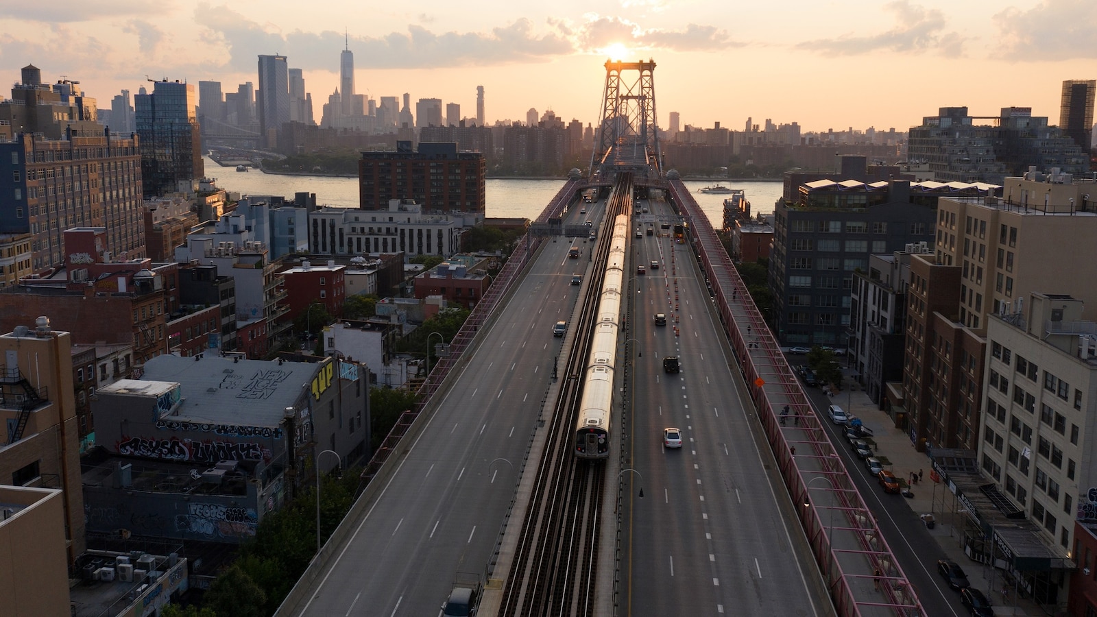 Teen dead, 18-year-old critical after 'subway surfing' over NYC bridge ...