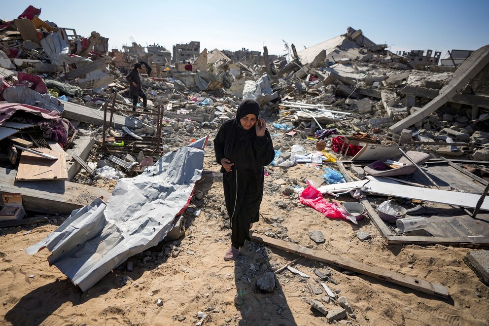 Displaced families in Gaza struggle to return home amidst rubble ...
