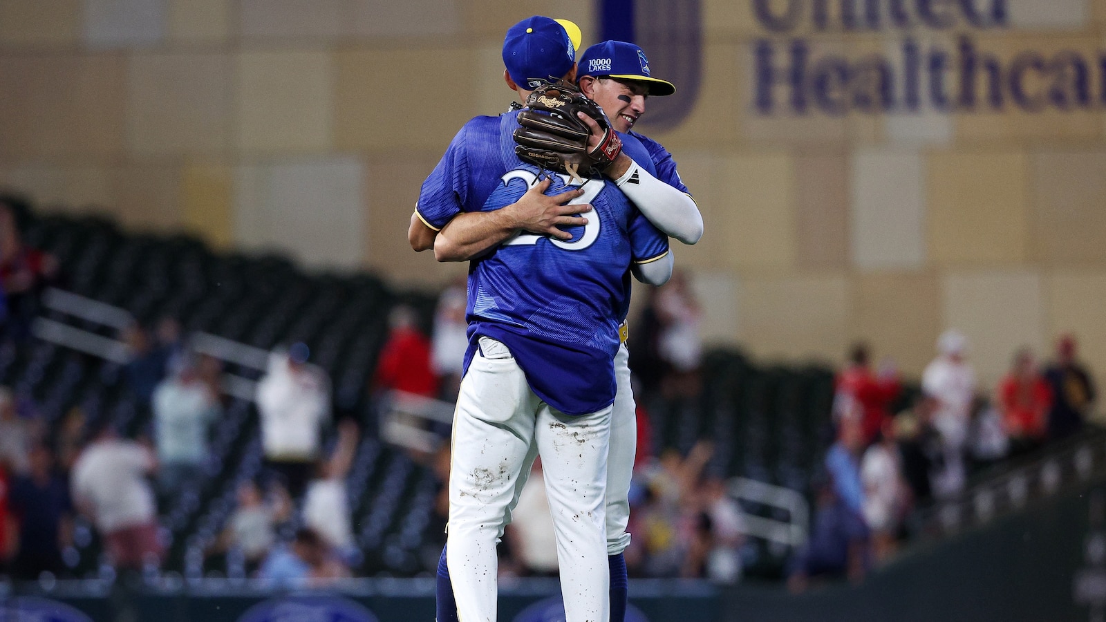 Clemens, Lewis, Lee homer off Stanek in the Twins' 9-8 win over the ...