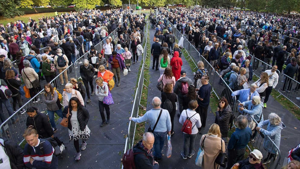Queen Elizabeth II tribute: Hundreds of thousands wait in line to honor ...