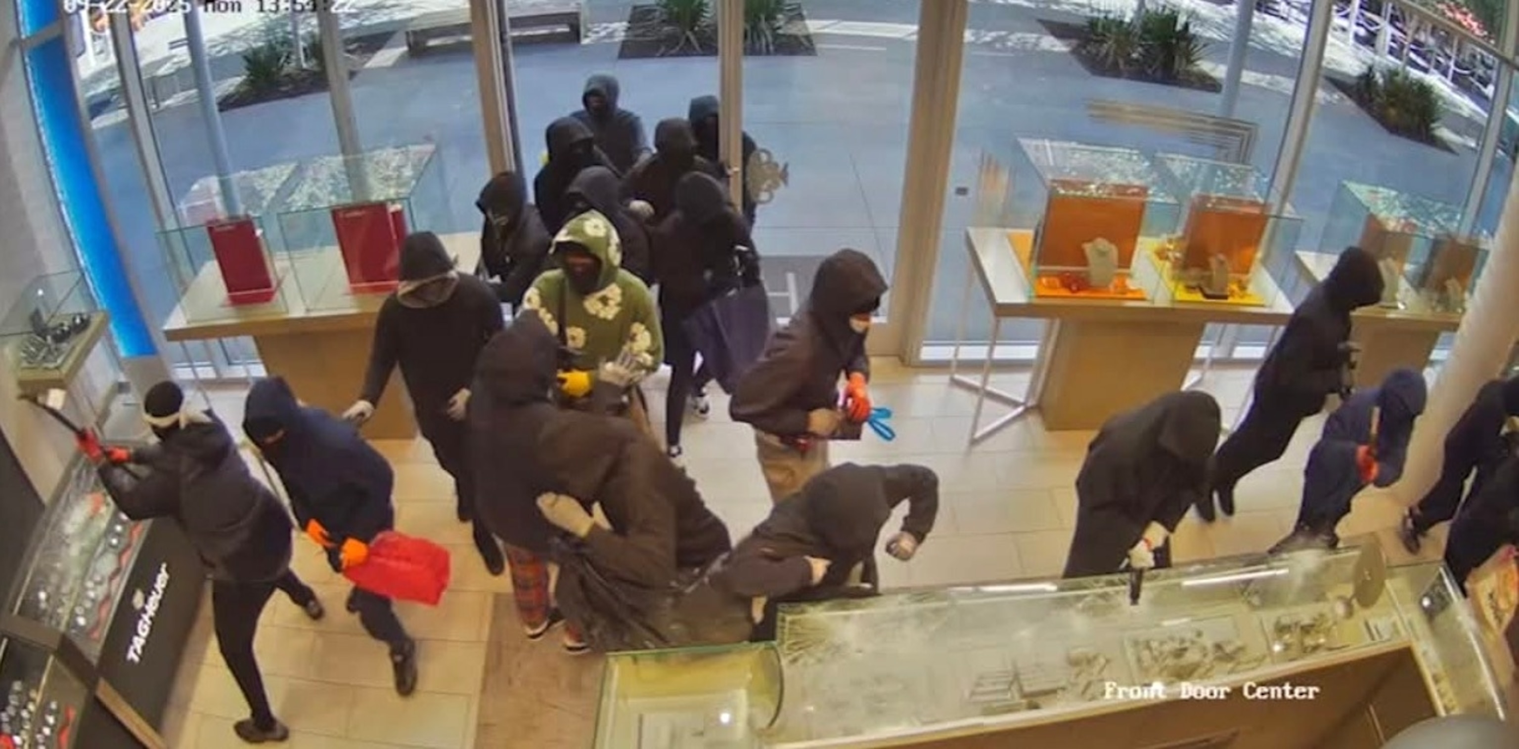 Nearly 25 suspects rob California jewelry store, stealing $1 million in merchandise - ABC News
