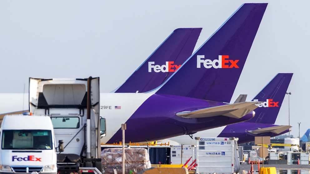 Tariffs on small-value packages go into effect as loophole ends - ABC News