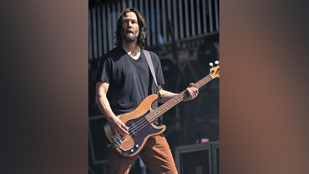 Keanu Reeves reunites with Dogstar band at music festival - Good ...