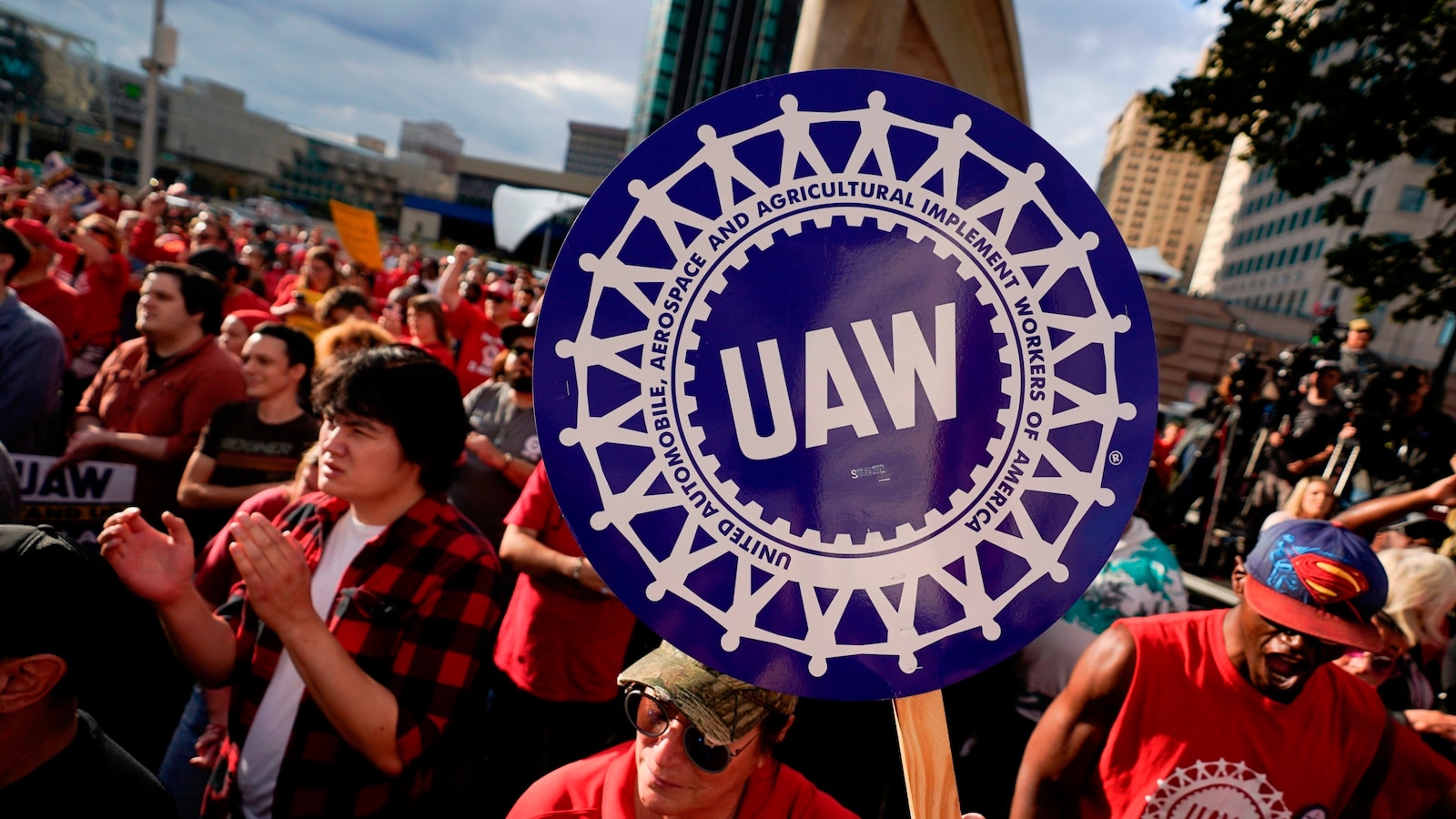 Autoworkers at Tesla, BMW and more move to join UAW, union says - ABC News
