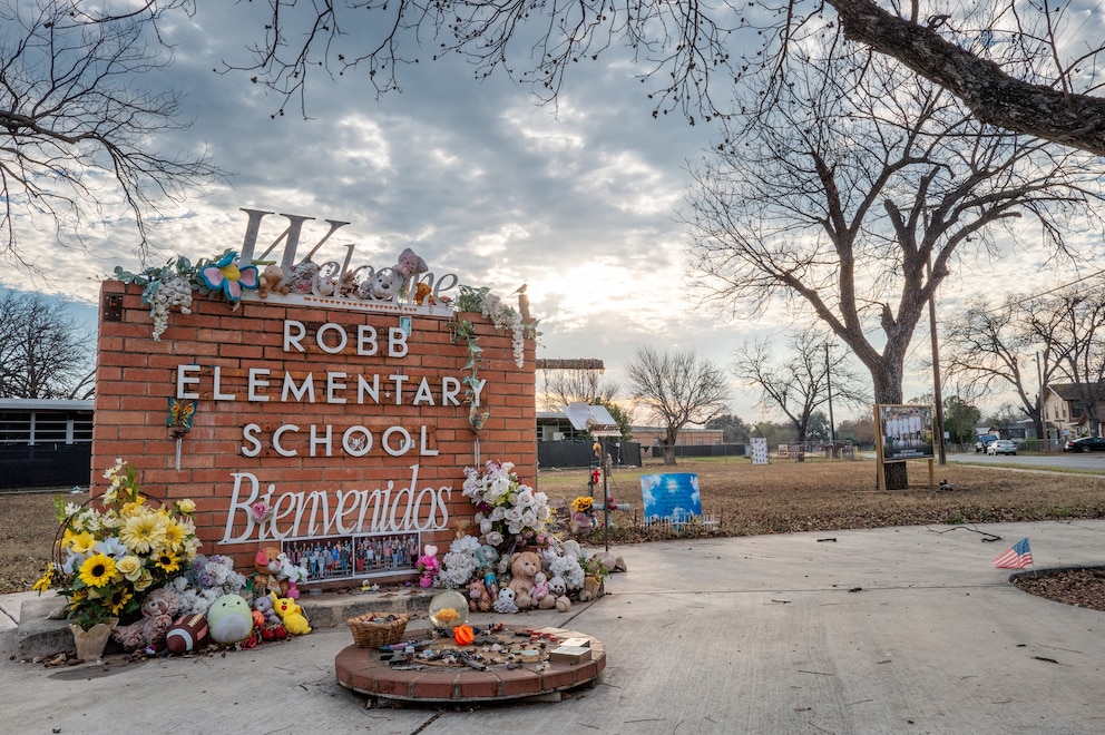 'This is a trial by ambush,' Uvalde officer's defense attorney alleges ...