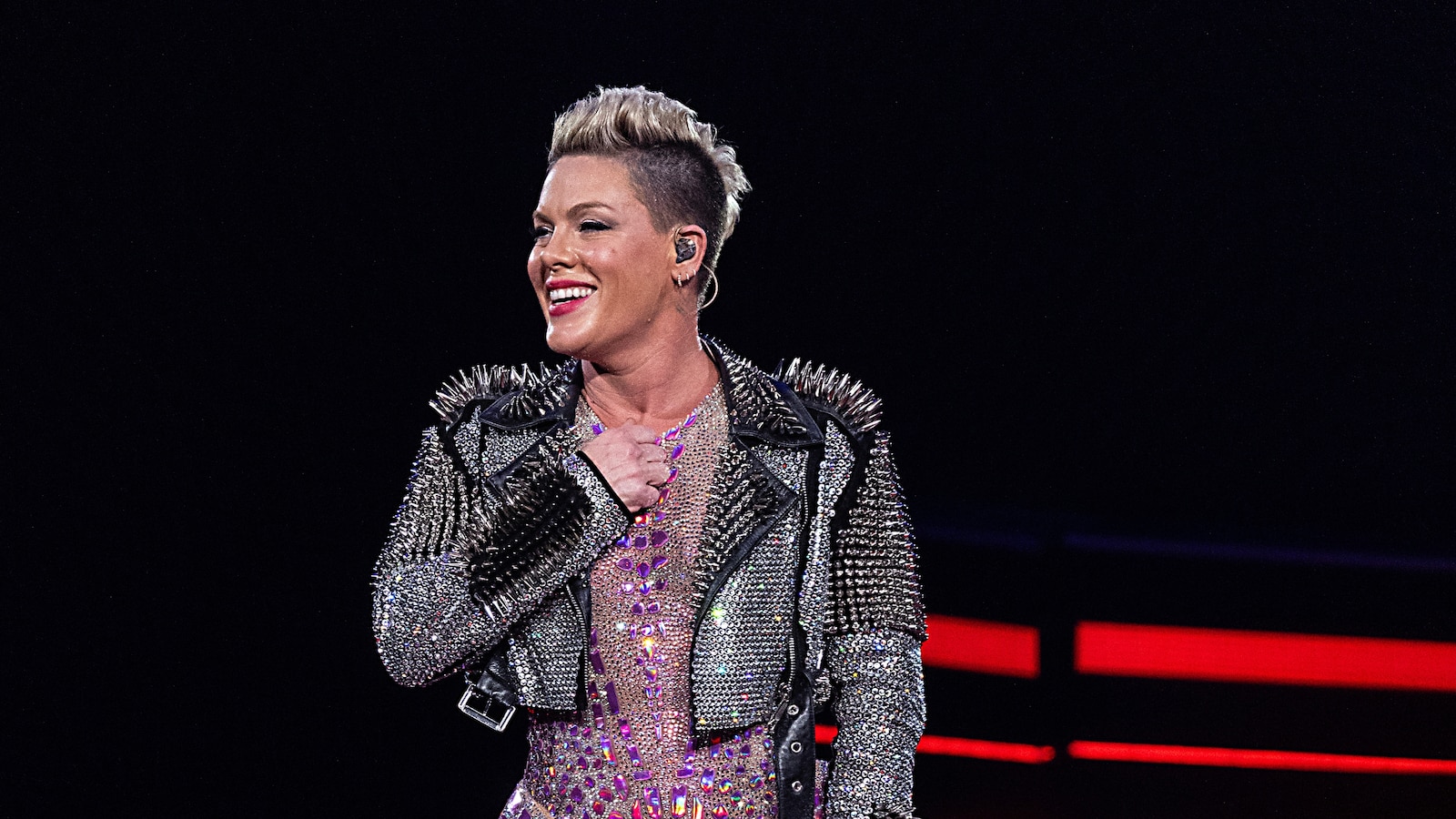 Pink will give away thousands of banned books at her Florida shows ...