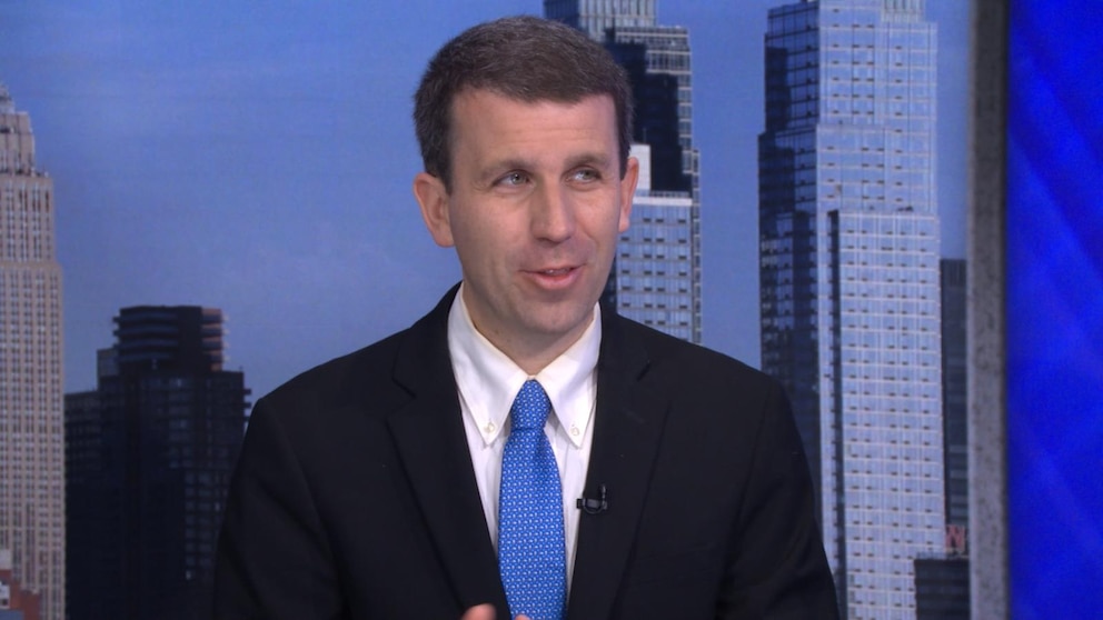 Video A look at who’ll be spending less this summer - ABC News