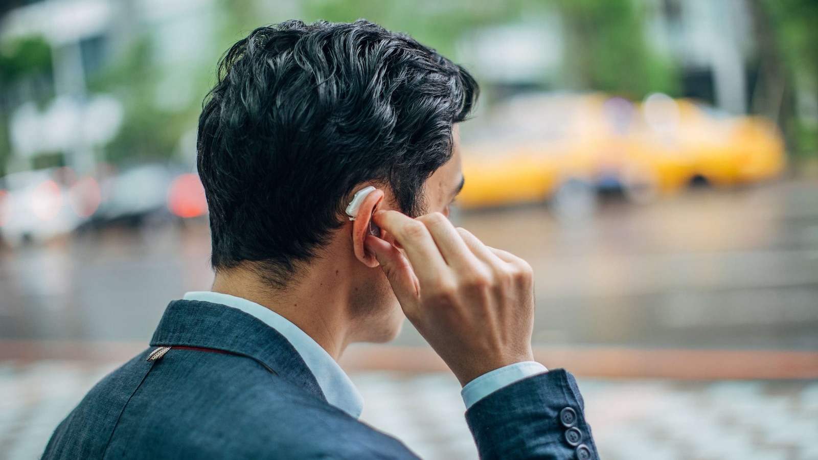 Why are more young people using hearing aids? - ABC News