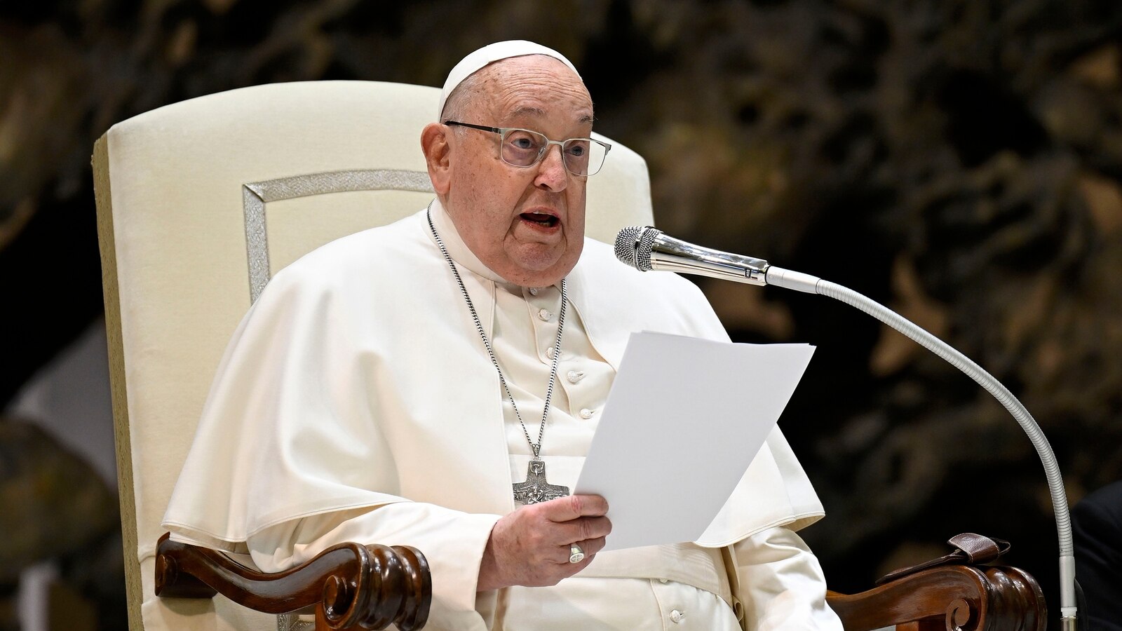 Pope Francis' condition 'stationary' after pneumonia diagnosis: Vatican ...
