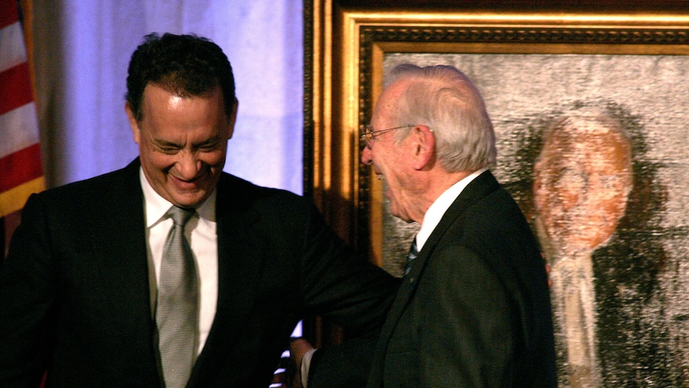 Tom Hanks pays tribute to Apollo 13 commander Jim Lovell - ABC News