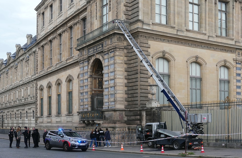 Louvre Museum heist: Jewels with 'inestimable' value stolen from ...