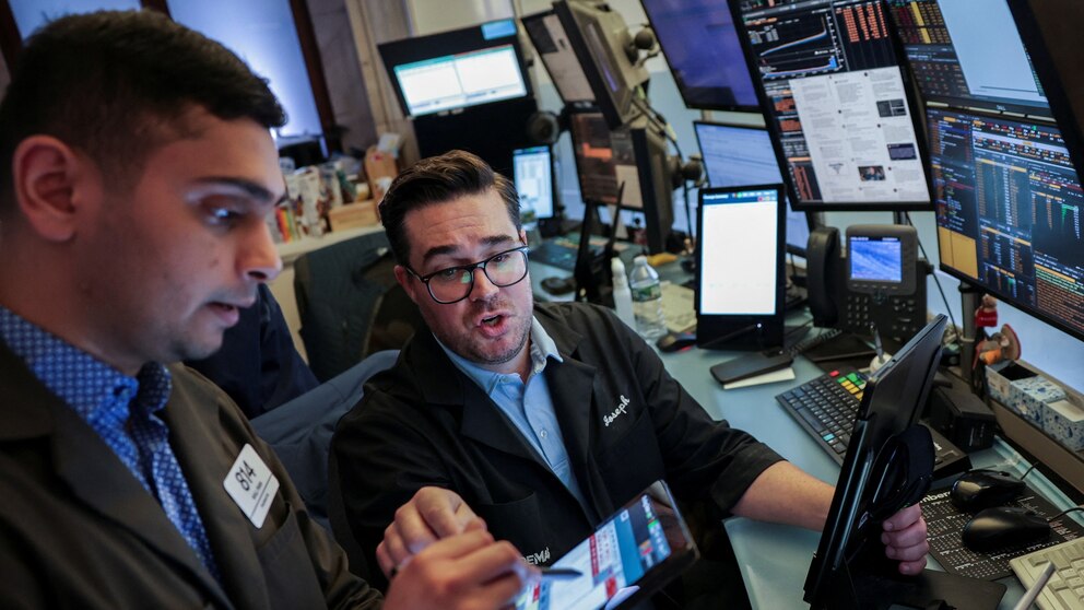 S&P 500, Nasdaq hit record closing highs as stock market surges - ABC News