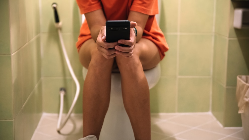 Using your phone on the toilet raises your risk of hemorrhoids, study suggests - ABC News