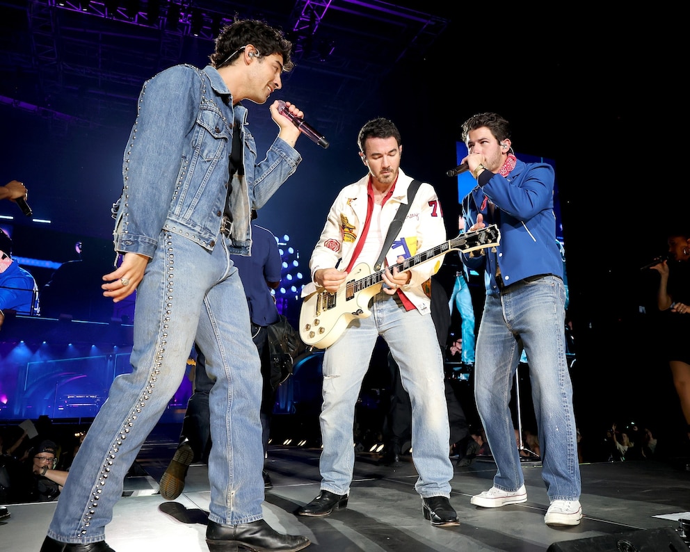 Jonas Brothers reunite with fellow 'Camp Rock' star Demi Lovato on tour ...