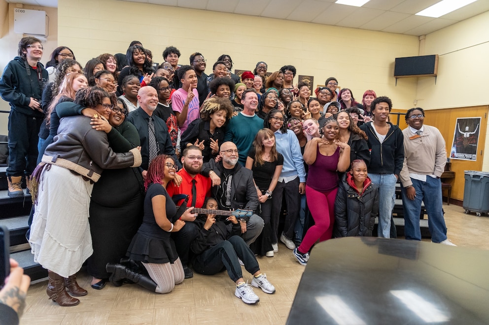 Hugh Jackman Stuns the Crowd With an Unexpected, Haunting Choir ...