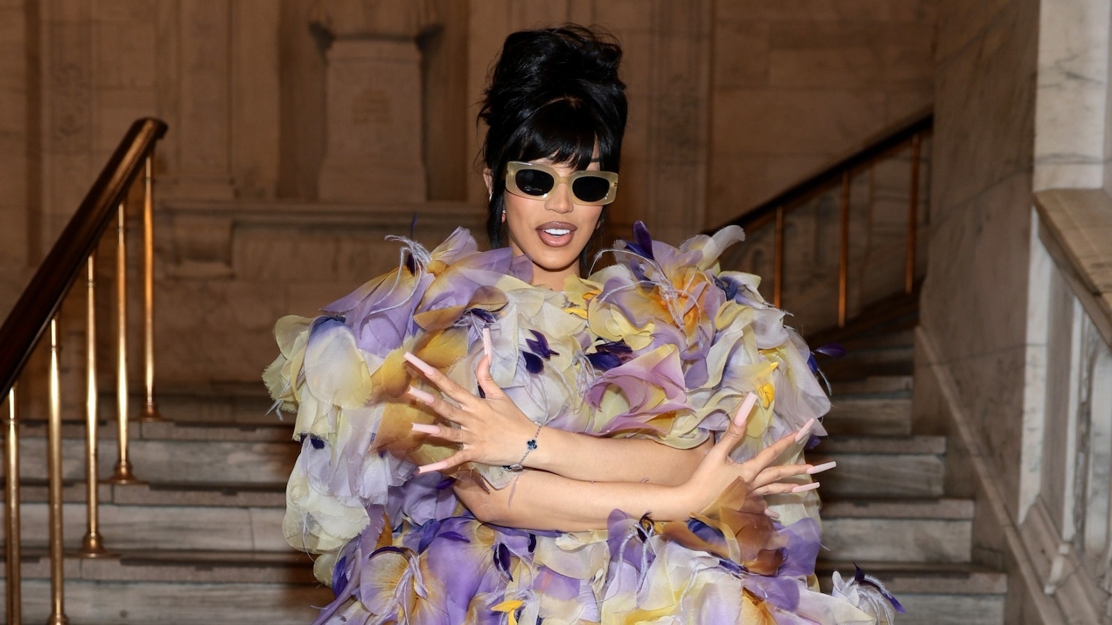 Cardi B stuns in vibrant look for Marc Jacobs fashion show - ABC News
