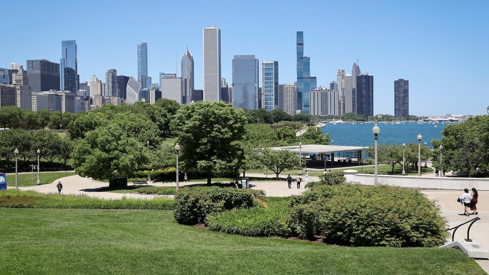 Large burning cross found in Chicago's Grant Park - ABC News