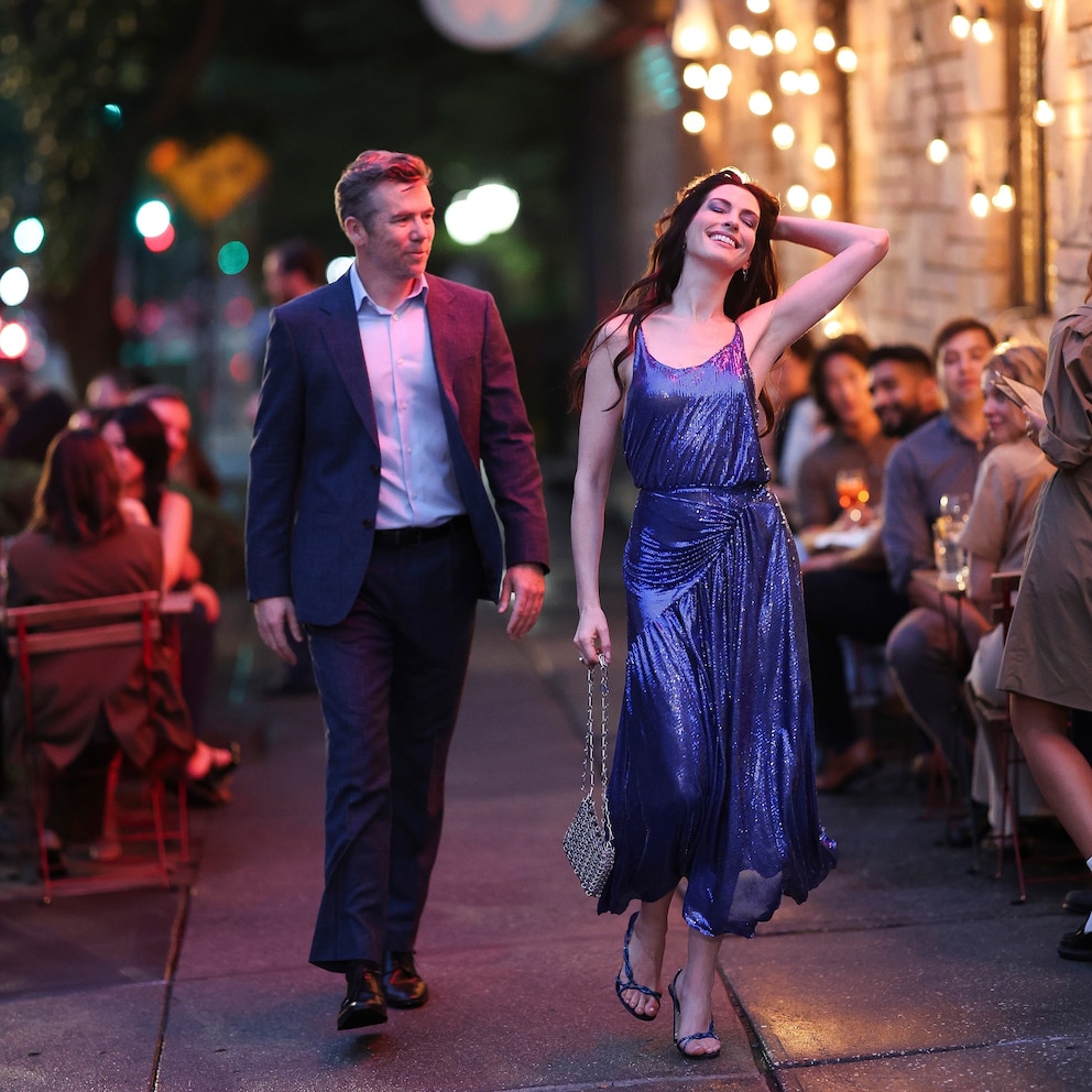 Anne Hathaway is all smiles on 'Devil Wears Prada 2' set with possible love interest: See photos ...