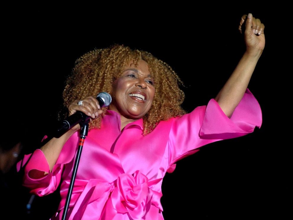 Roberta Flack, enduring songstress, dies at the age of 88 - Good ...