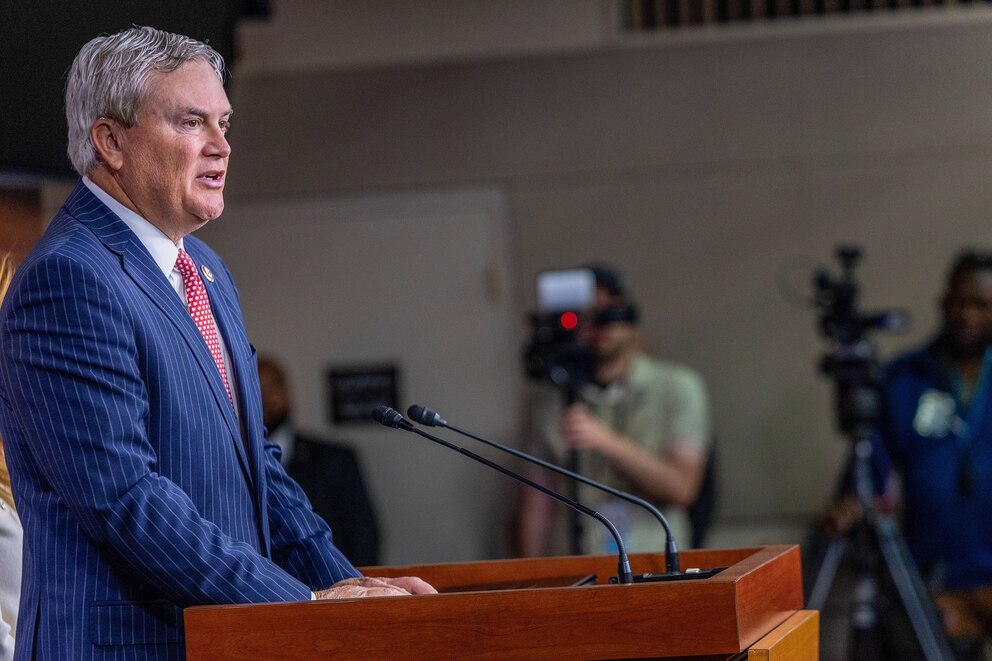 Jeffries calls Oversight Chair Comer a 'stone cold liar' after Epstein ...