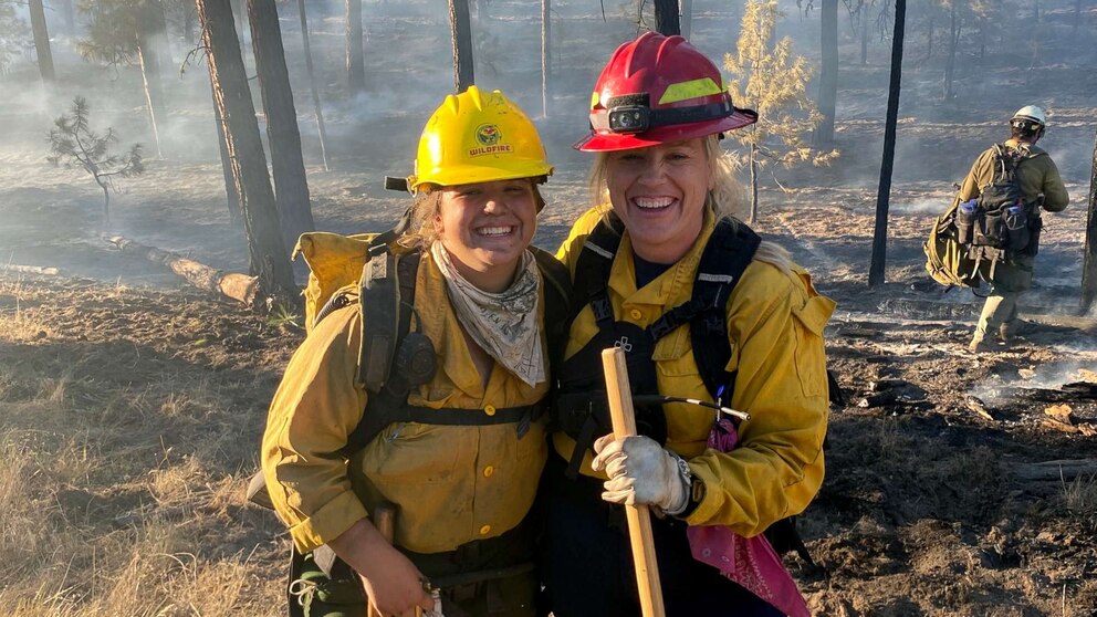 Mother-daughter firefighters team up to battle wildfire - Good Morning ...