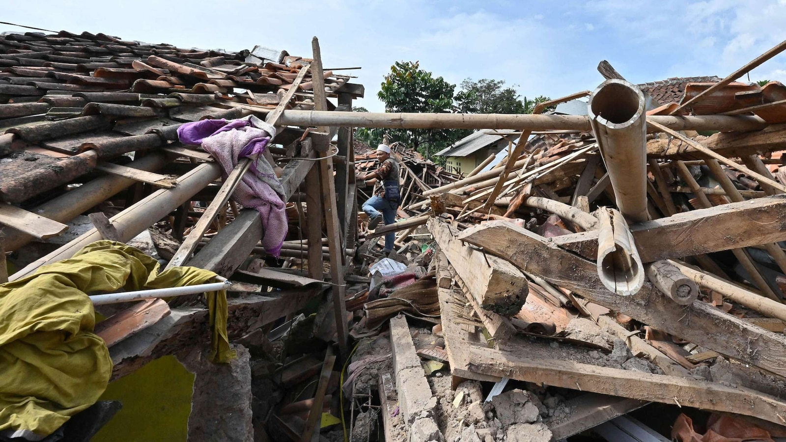 Death toll from Indonesia earthquake rises to 271 as search effort ...