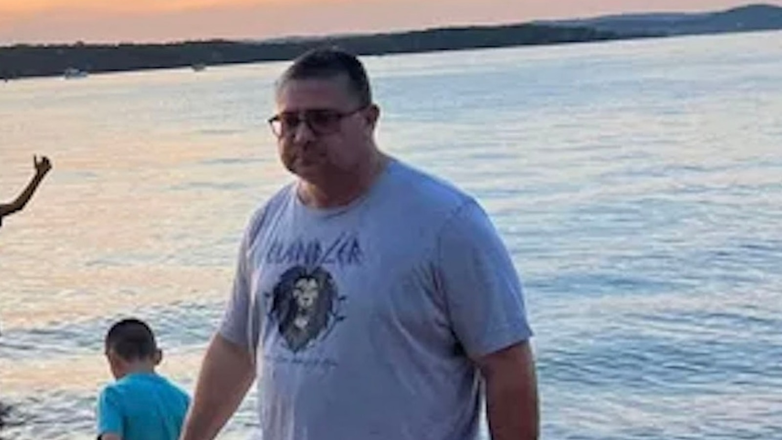 'Hero' father dies while saving his young son in wildfire - ABC News