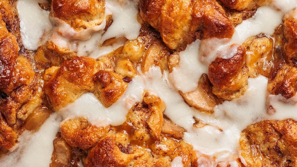 How to make apple pie French toast casserole, lazy potato sausage ...