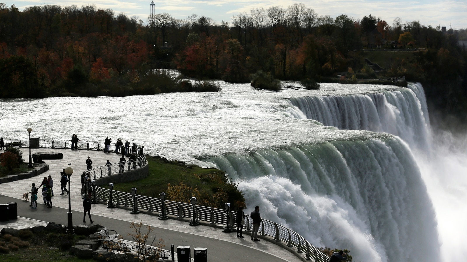 Mother, 2 children die after going over Niagara Falls safety rail ...